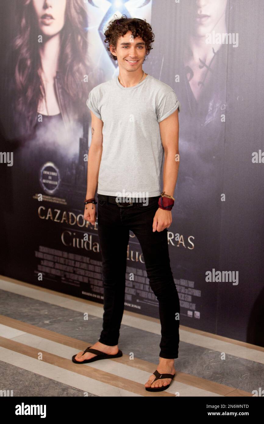 Irish actor Robert Sheehan poses during the photocall of 'Cazadores de ...