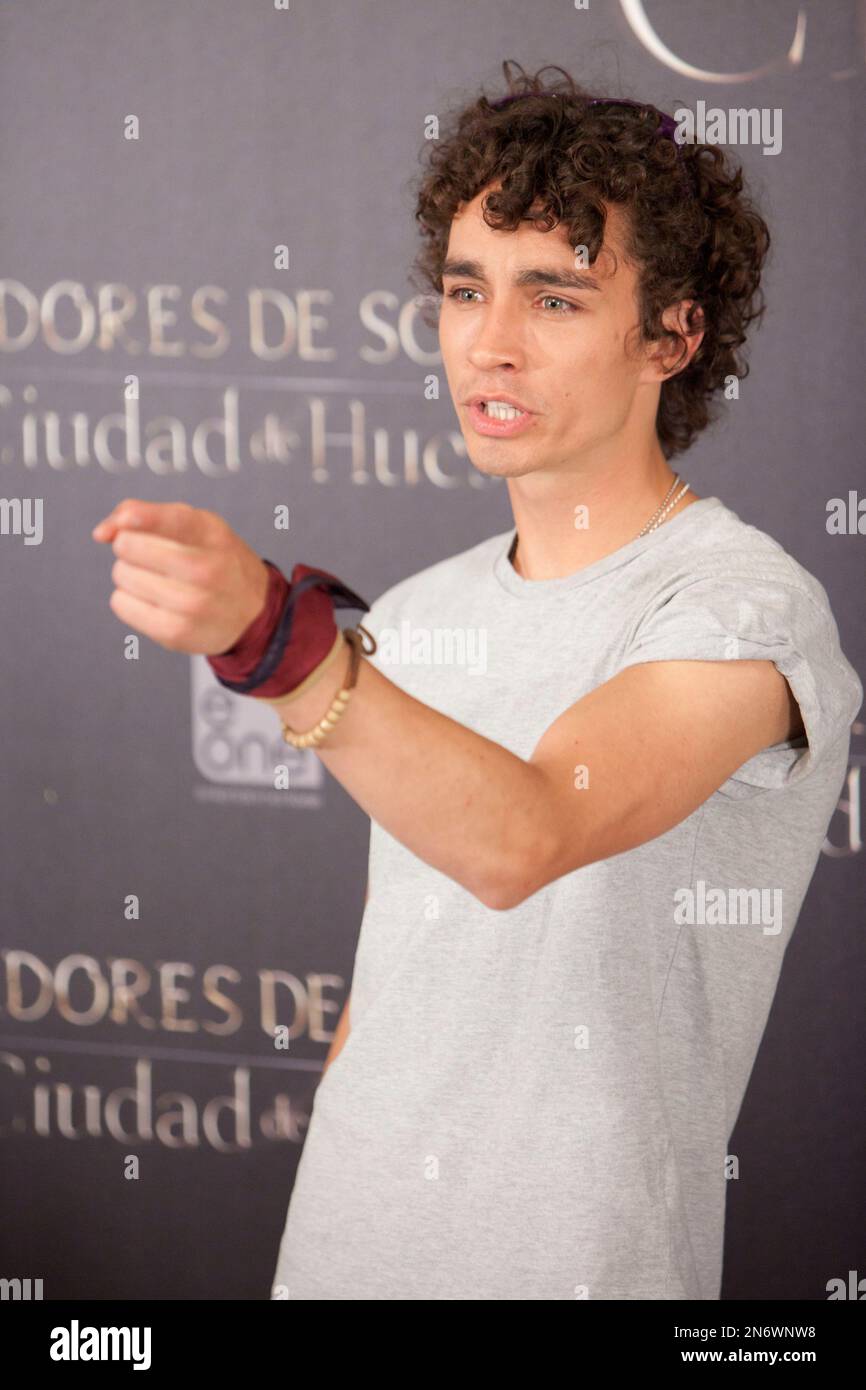 Irish actor Robert Sheehan poses during the photocall of 'Cazadores de ...