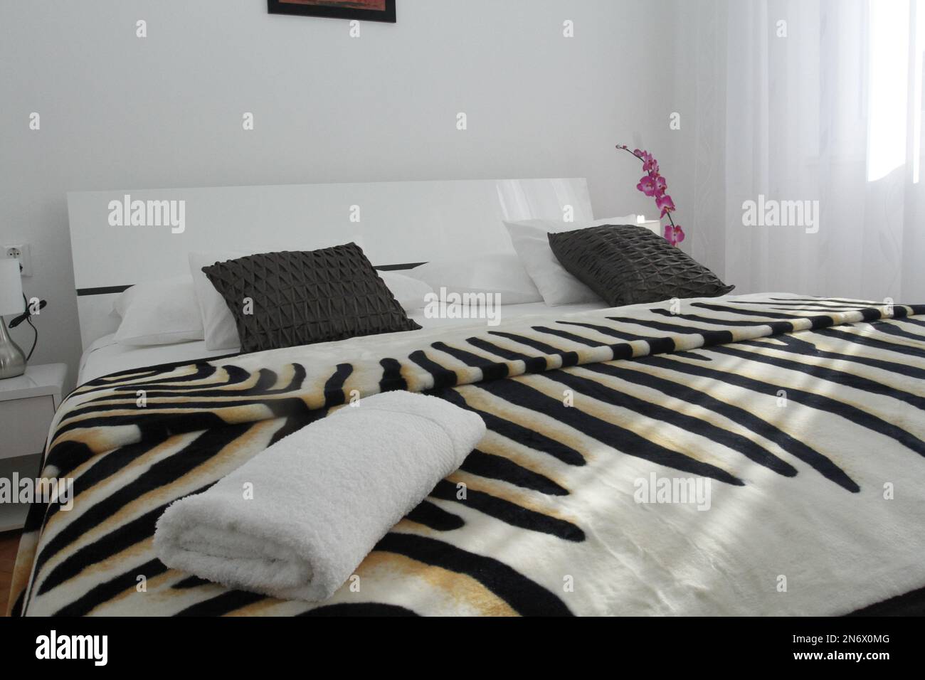 hotel room bed Stock Photo - Alamy