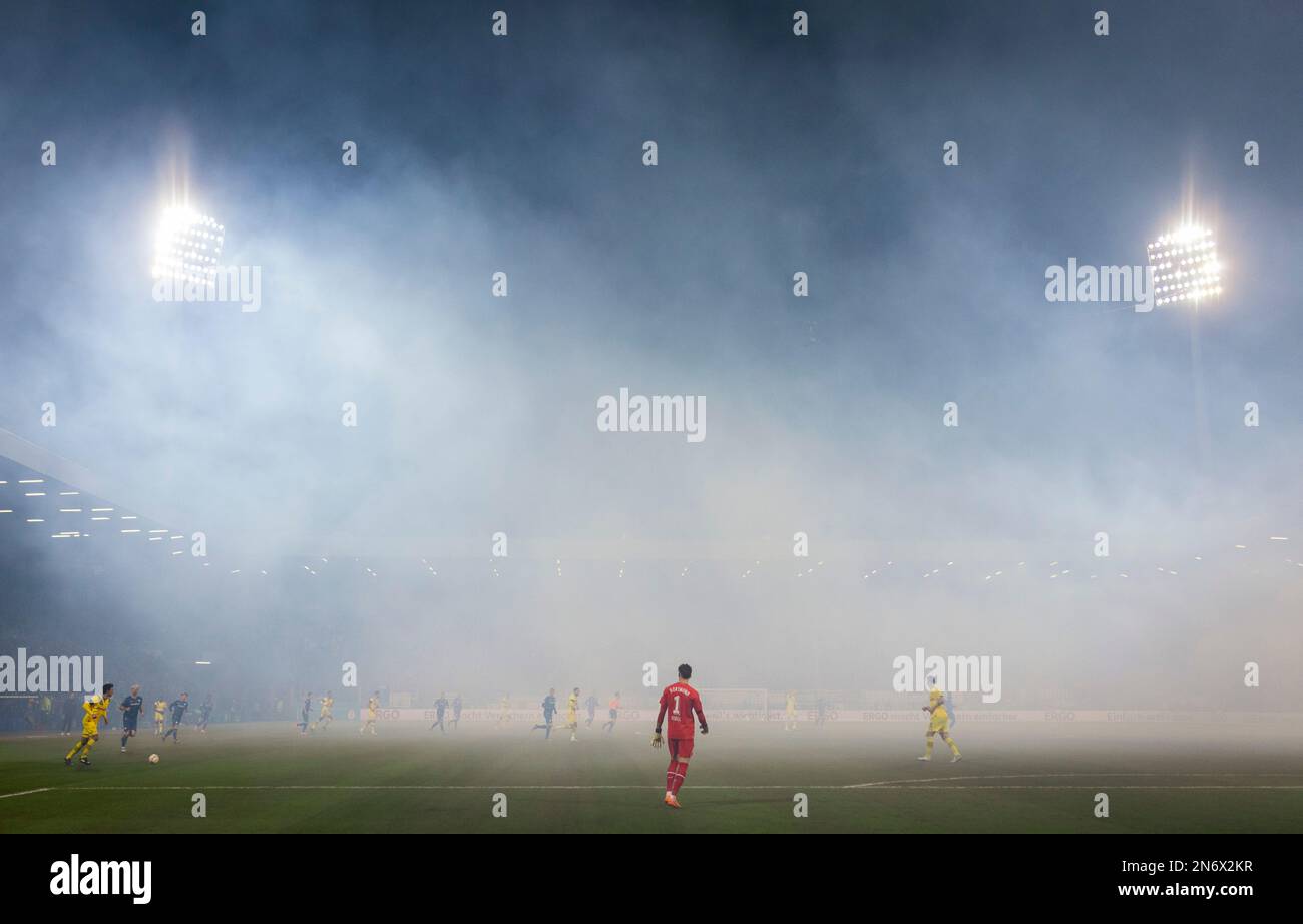 Bochum, Germany. 8th Feb, 2023. Vonovia Stadion versinkt im Bengalo ...