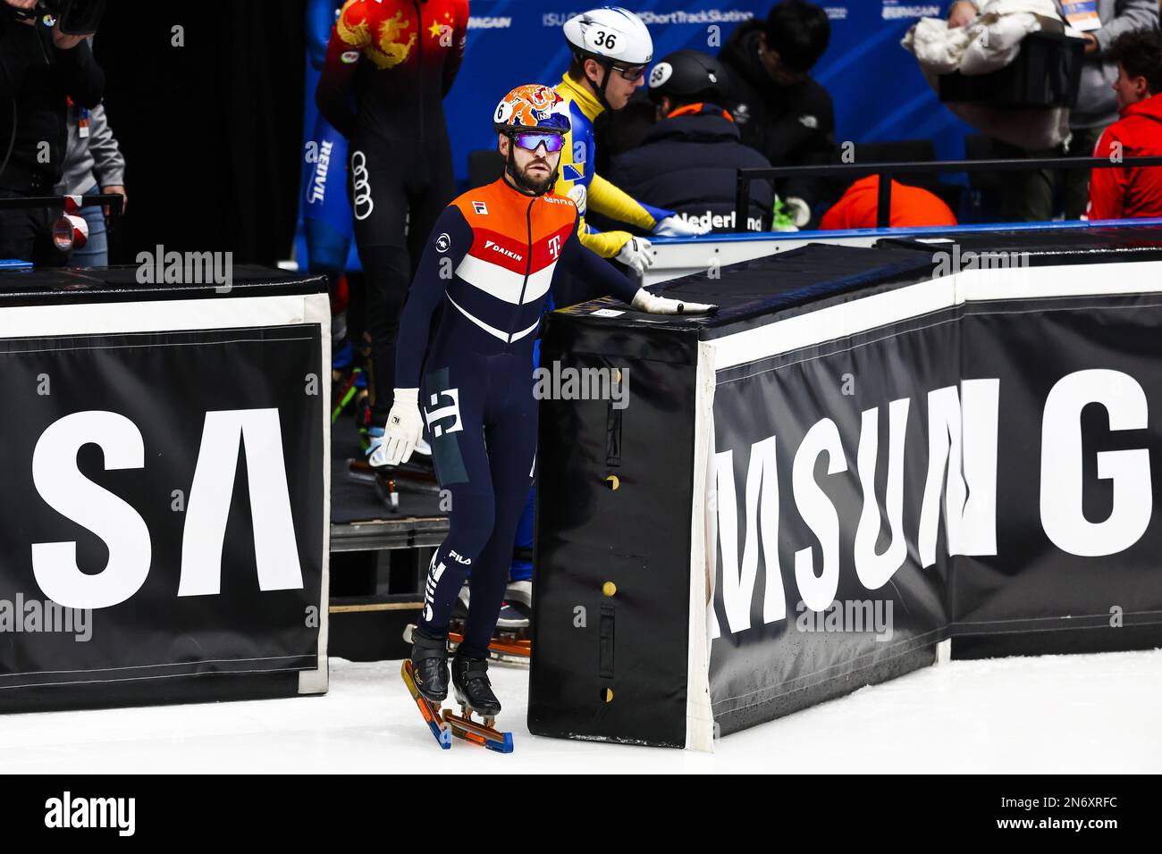 DORDRECHT - 10/02/2023, Sjinkie Knegt (NED) steps on the ice for the ...