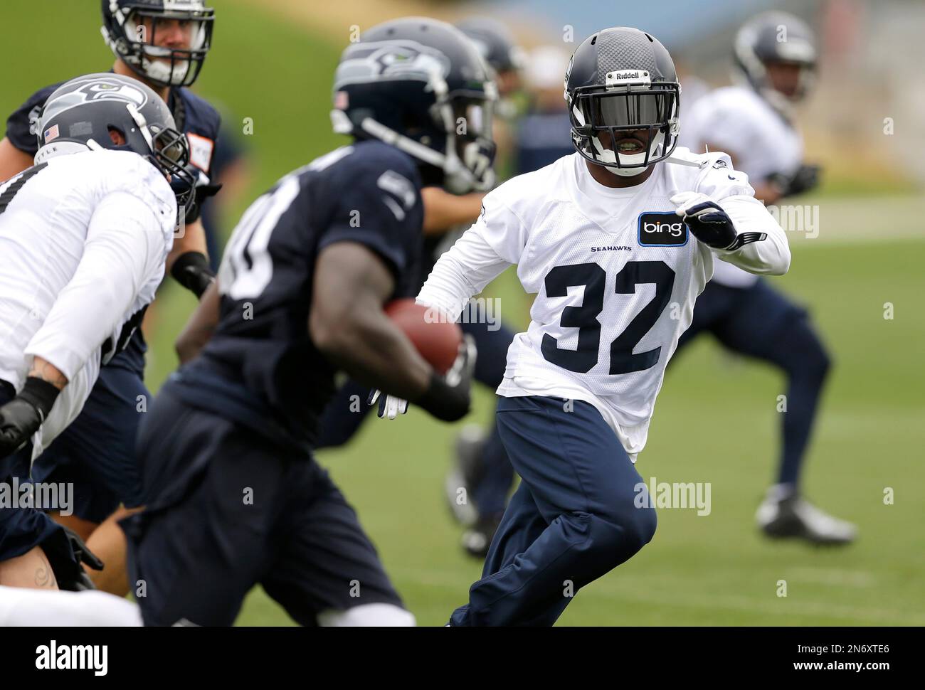 Seattle Seahawks strong safety Jeron Johnson (32) moves in on running ...