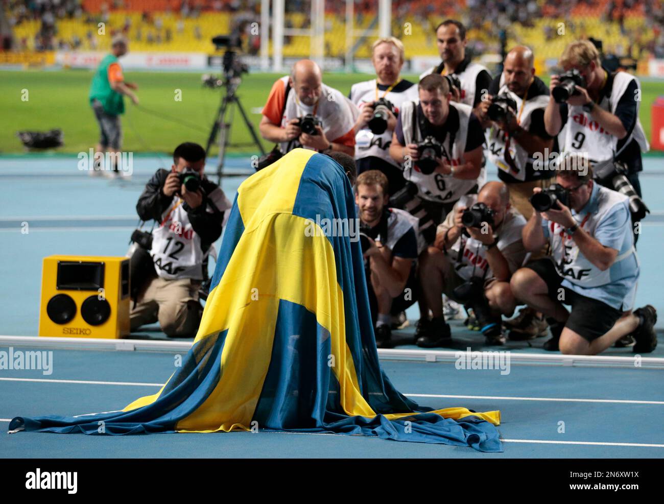 Sweden's Abeba Aregawi celebrates winning gold in the women's 1500 ...