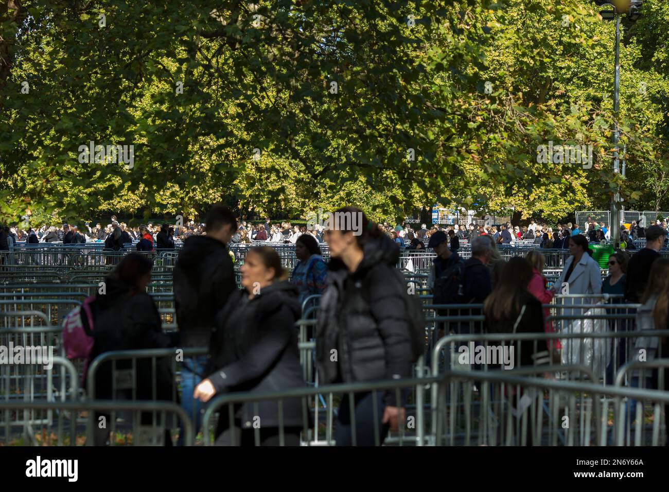 People queue and wait for the lying-in-state to pay their respects to ...
