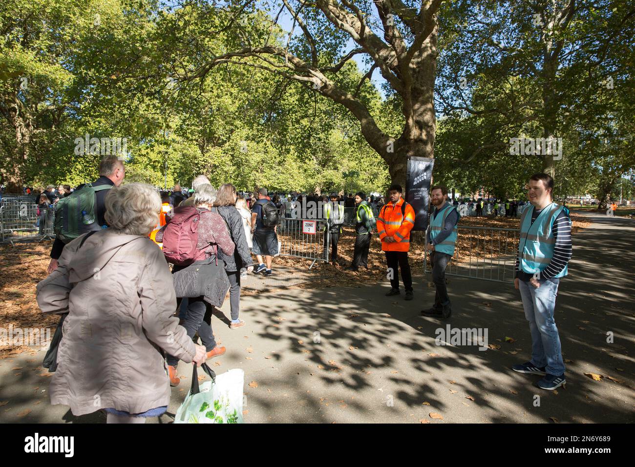 People queue and wait for the lying-in-state to pay their respects to ...