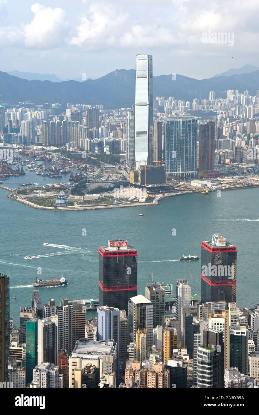 Panoramic view of Hong Kong and Victoria harbour from Victoria Peak ...
