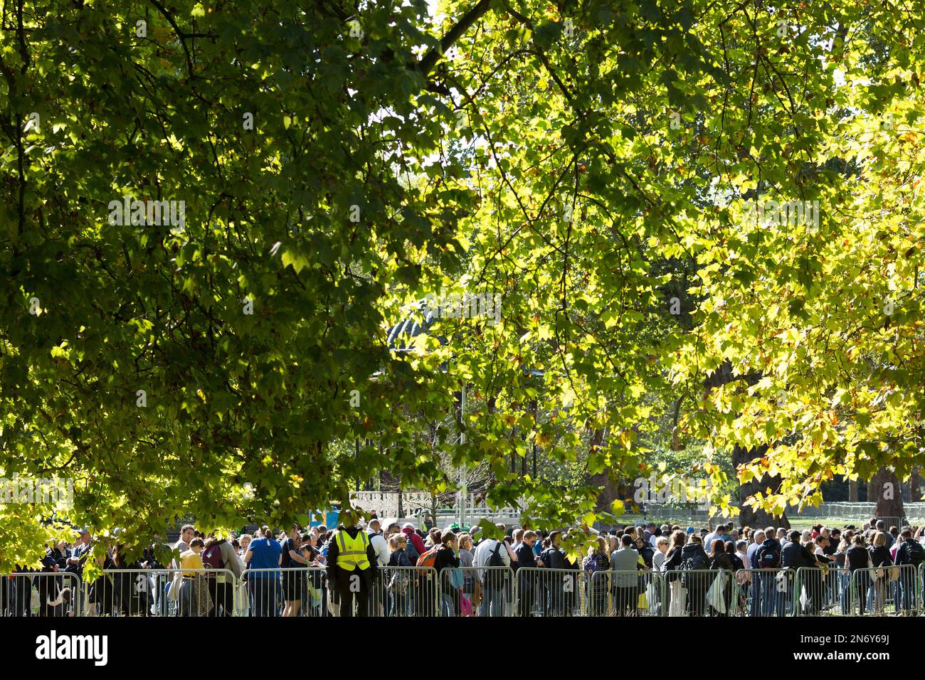 People queue and wait for the lying-in-state to pay their respects to ...
