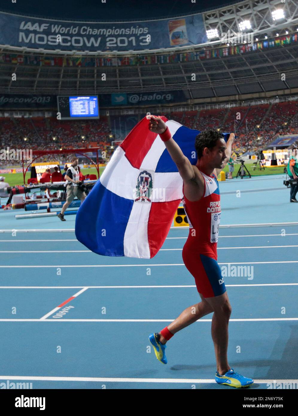 Dominican Republic's Luguelin Santos celebrates winning bronze in the ...