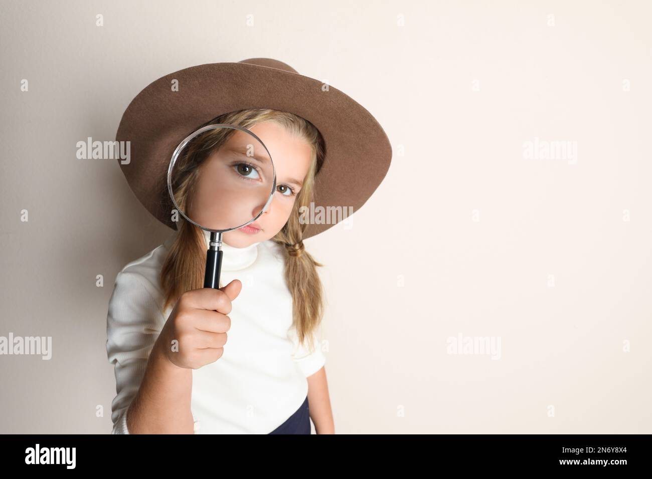 Child detective costume hi-res stock photography and images - Alamy