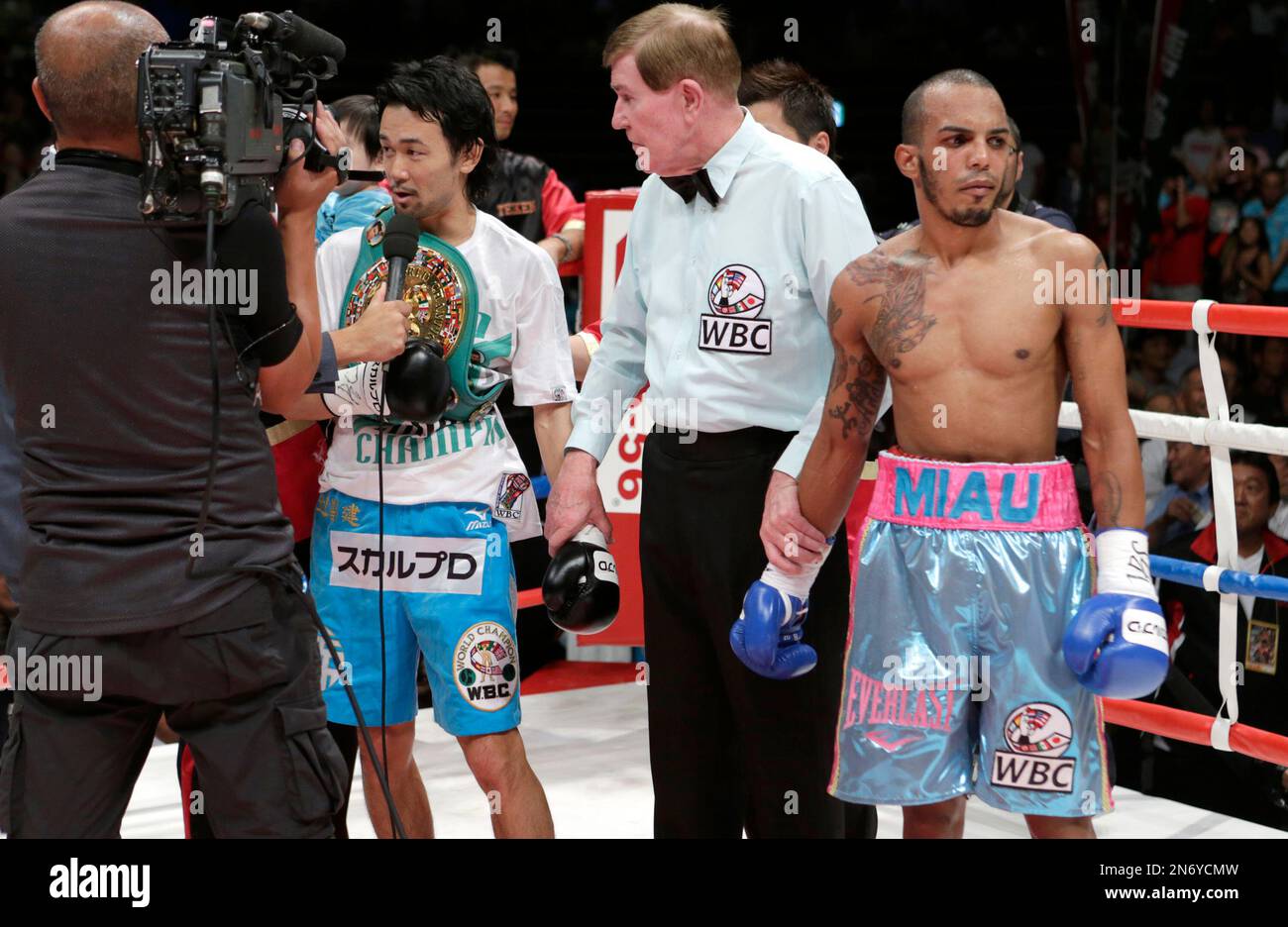 Jose Nieves, right, of Puerto Rico reacts after his loss to champion ...