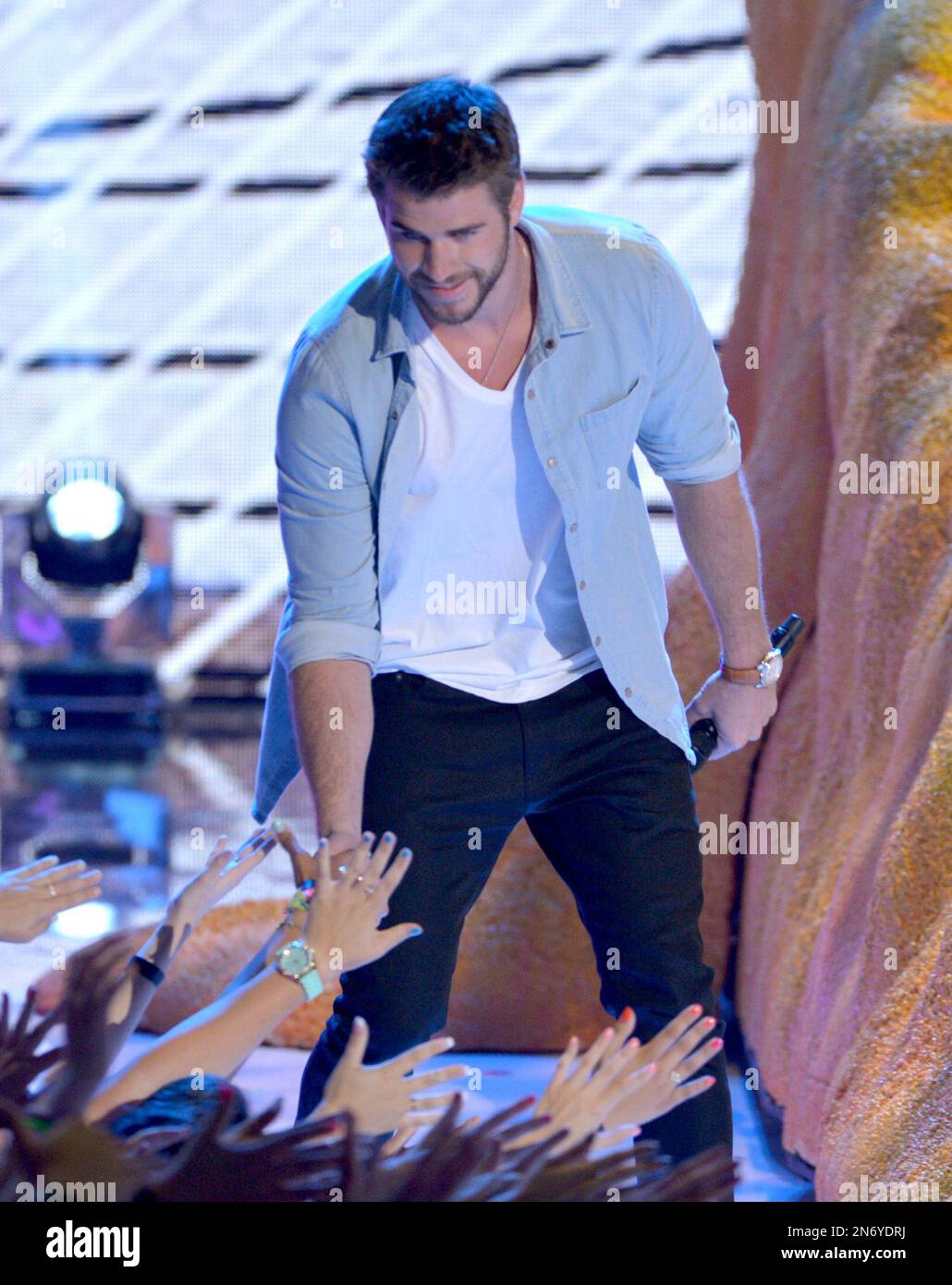 Presenter Liam Hemsworth walks on stage at the Teen Choice Awards at ...