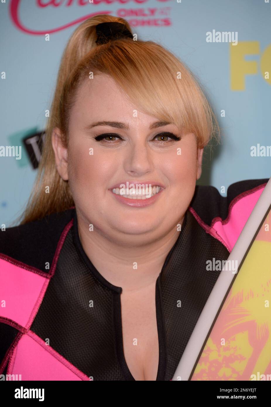 Rebel Wilson poses backstage with the award for choice movie actress ...