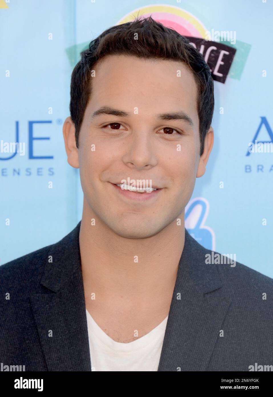 Skylar Astin arrives at the Teen Choice Awards at the Gibson ...