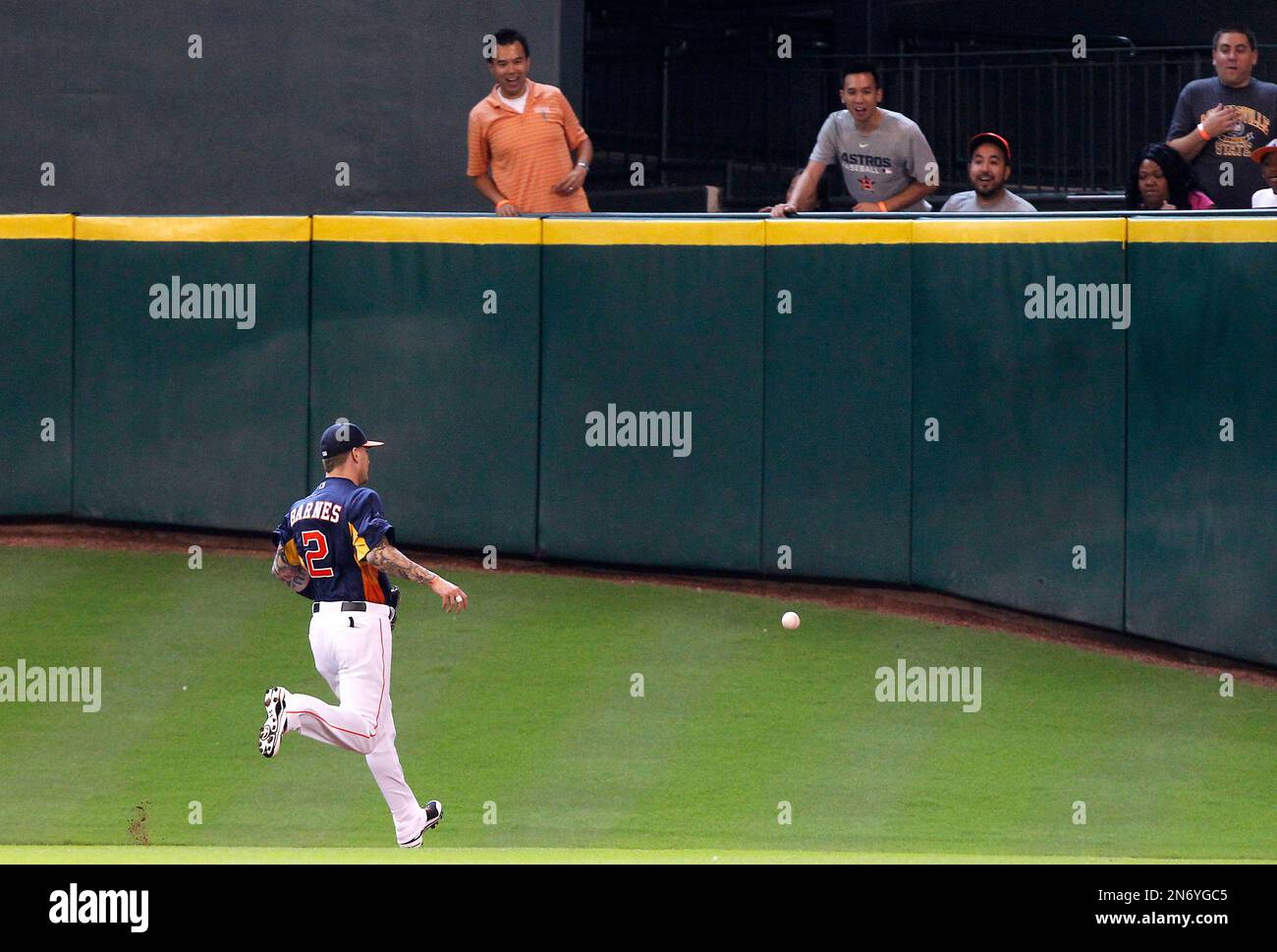 Houston Astros center fielder Brandon Barnes (2) cannot catch up to a ...