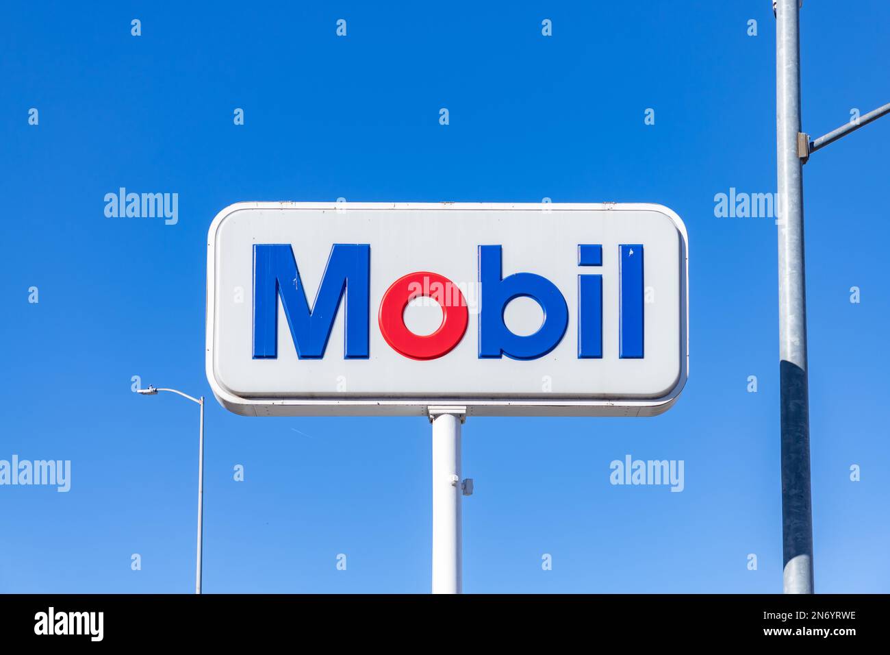 Mobil gas station hi-res stock photography and images - Alamy