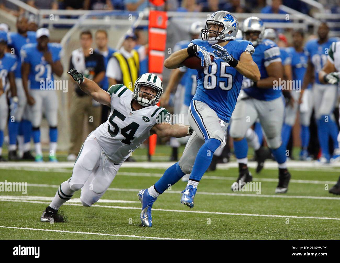 Detroit Lions tight end Tony Scheffler (85) pulls away from New York ...