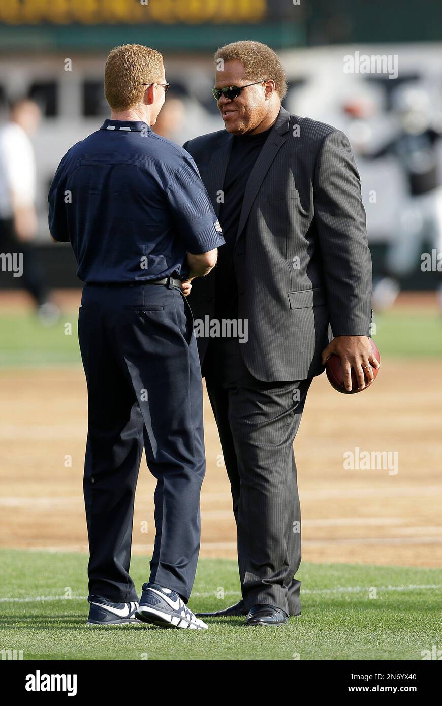 Dallas Cowboys head coach Jason Garrett, left, shakes hands with ...