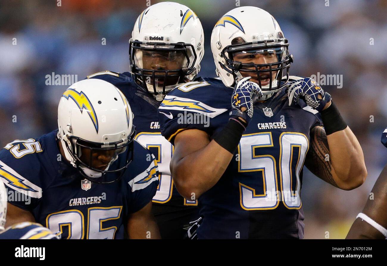 San Diego Chargers inside linebacker Manti Te'o, right, gets ready to ...