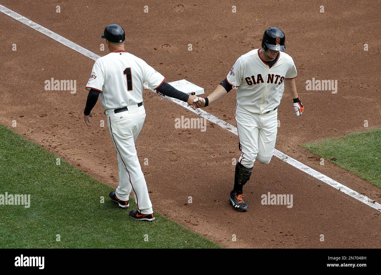 San Francisco Giants' Brandon Belt, right, is congratulated by third ...