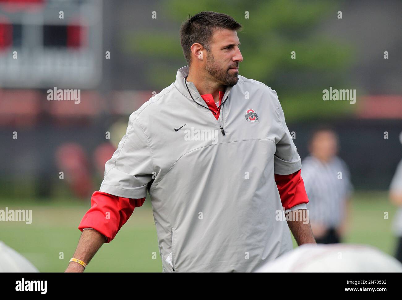 Ohio State defensive line coach Mike Vrabel watches warm ups during an ...