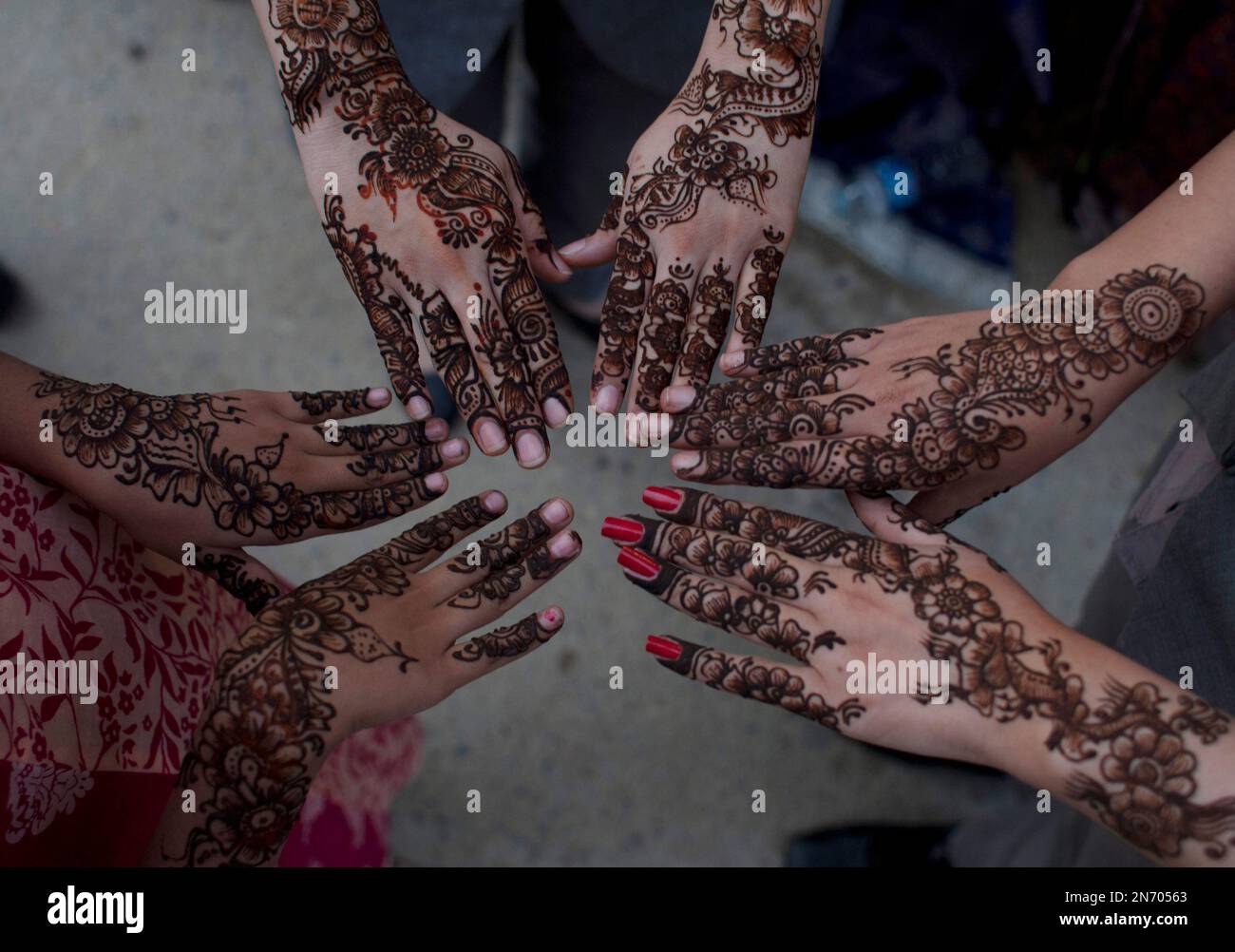 Pakistan girls show their hands painted with henna ahead of the Muslim ...