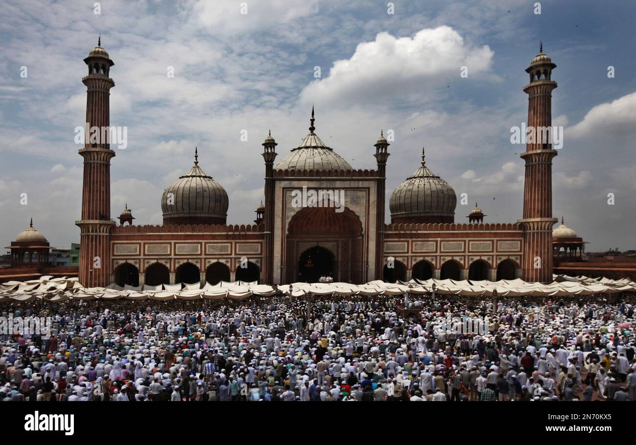 Indian Muslims offer prayers on Juma-tul-wida or the last Friday of ...