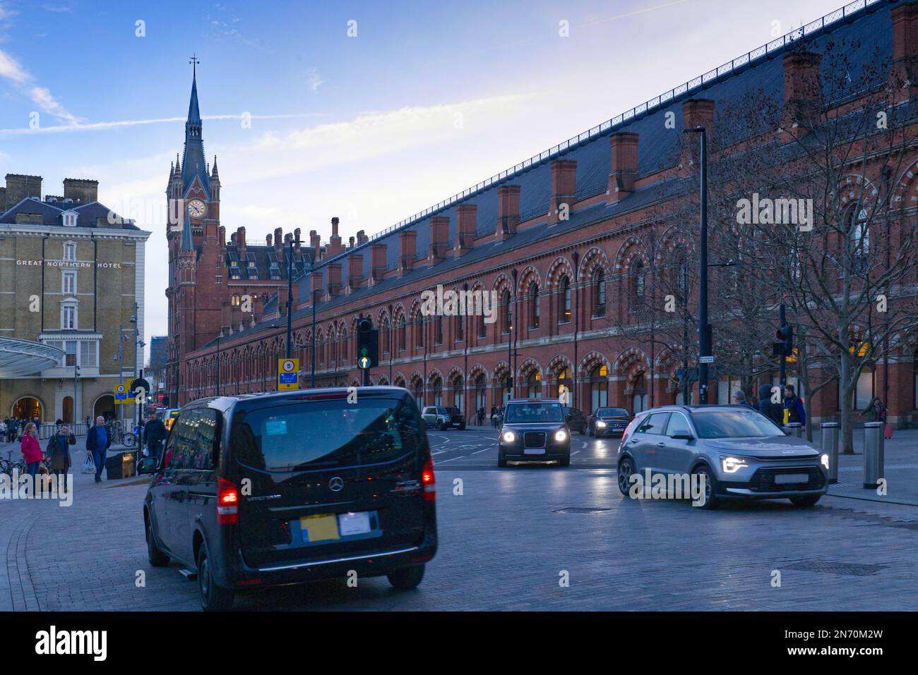 Taxis picking up passengers outside the Great Northern Hotel, King's ...