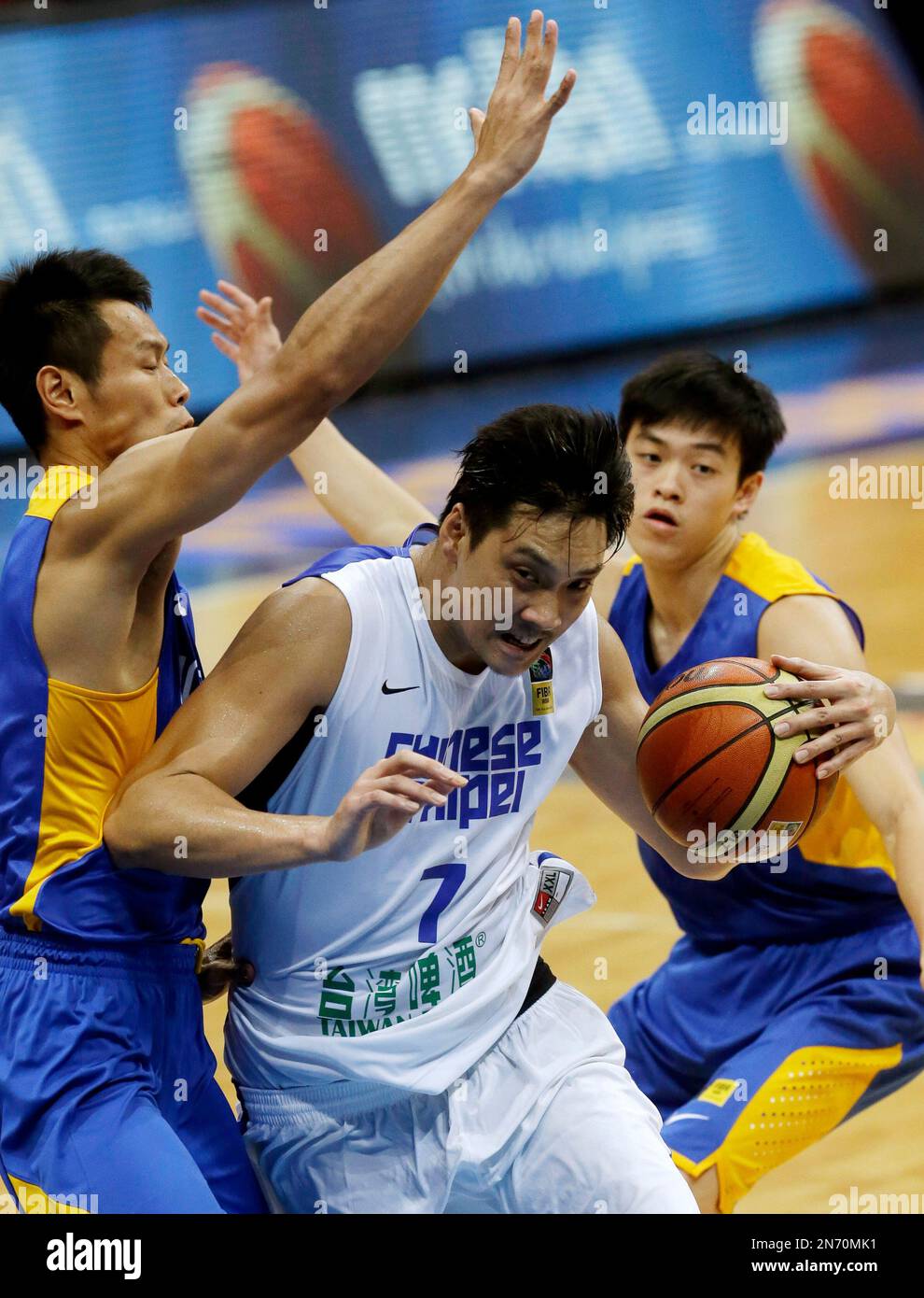 Taiwan's Li Kim Wong (7) drives to the basket as Hong Kong's Fong Shing ...