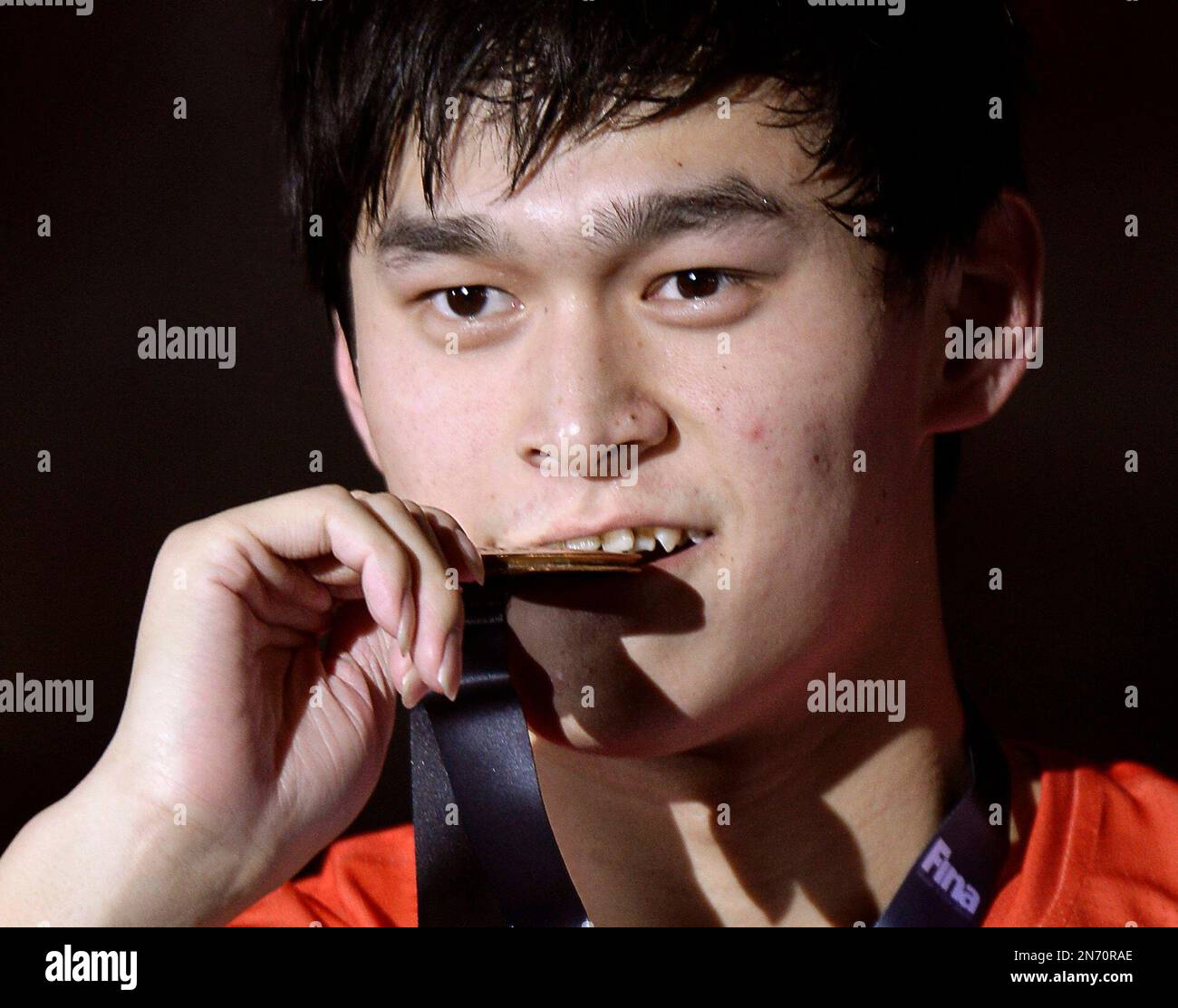 China's Sun Yang bites the gold medal that he won in the Men's 1500m ...