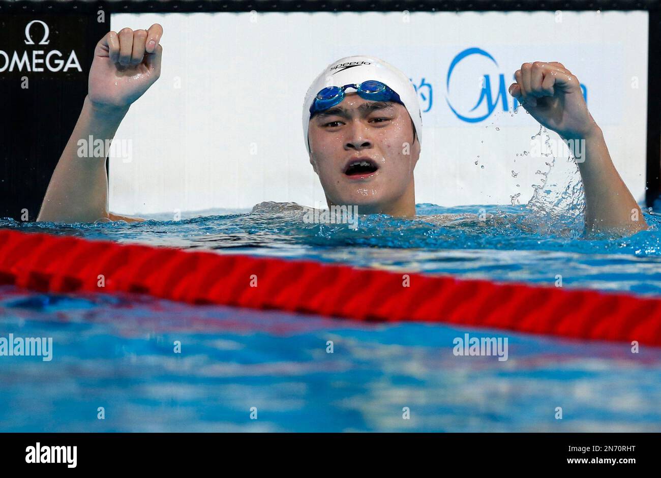 China's Sun Yang celebrates after winning the gold medal in the Men's ...