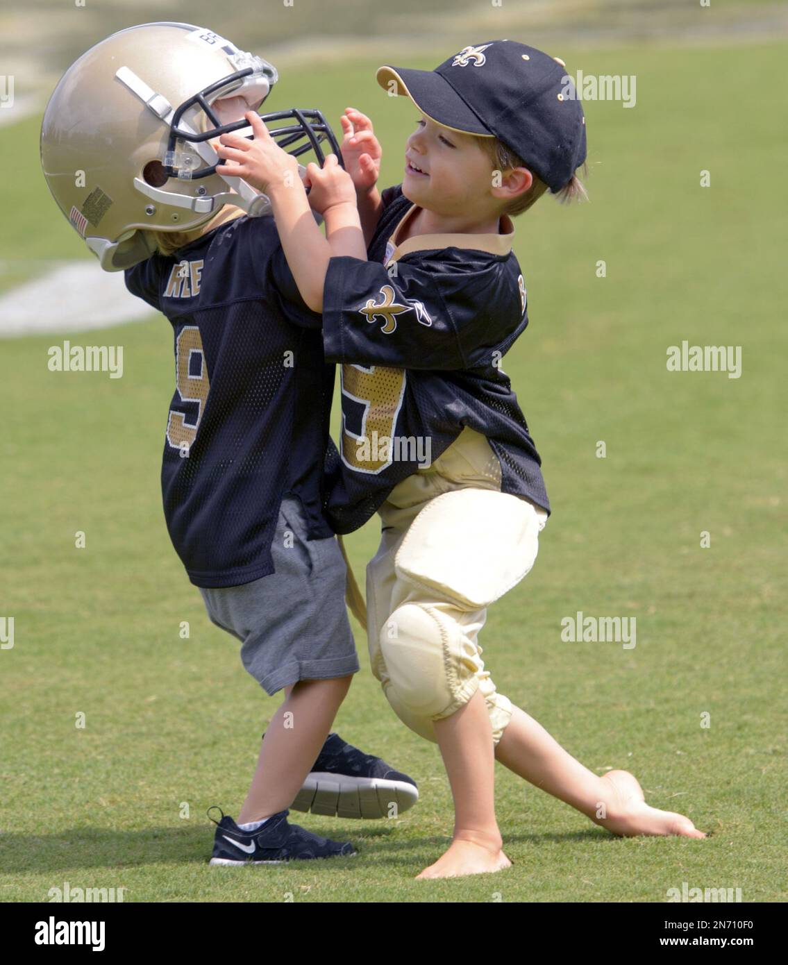 New Orleans Saints quarterback Drew Brees (9) sons Baylen, right, and ...