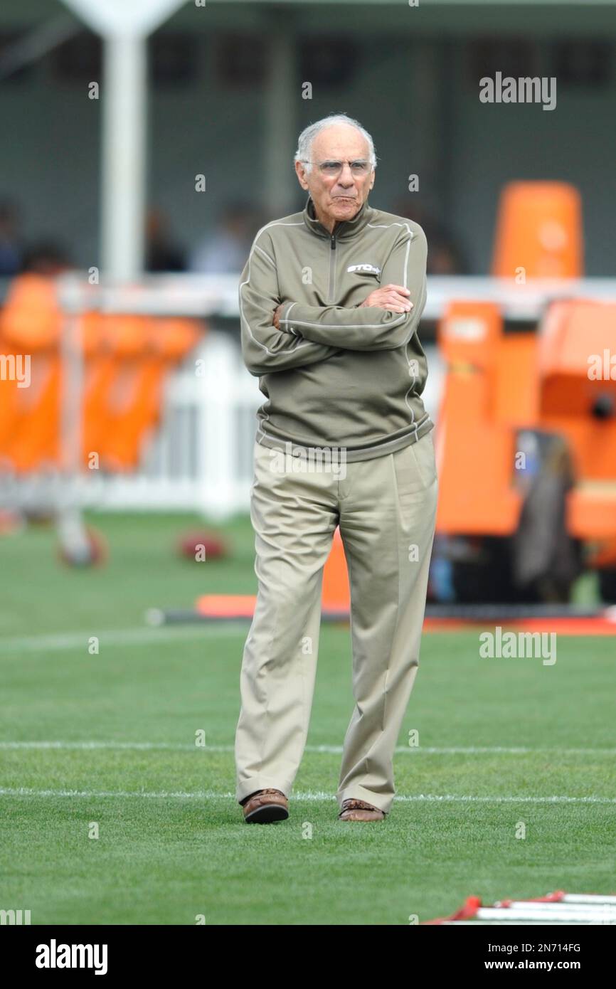 Former Cleveland Browns head coach Sam Rutigliano watches practice ...