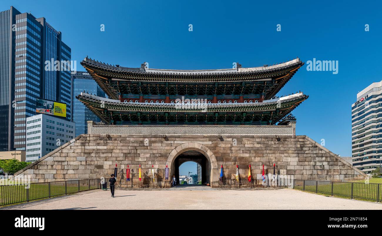 Korean traditional gate hi-res stock photography and images - Alamy
