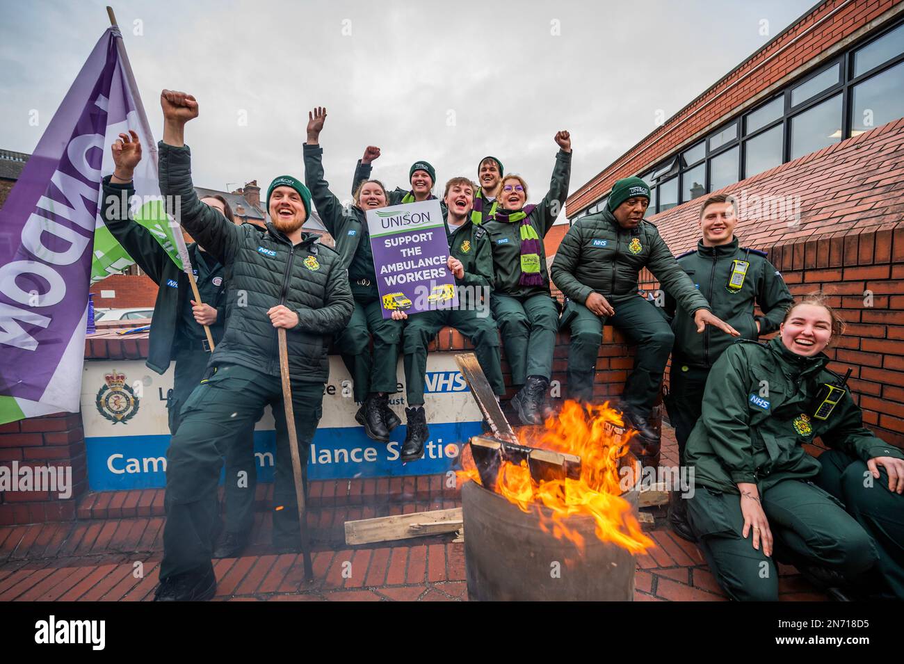London, UK. 10th Feb, 2023. Cheers of thanks to passing motorists who ...