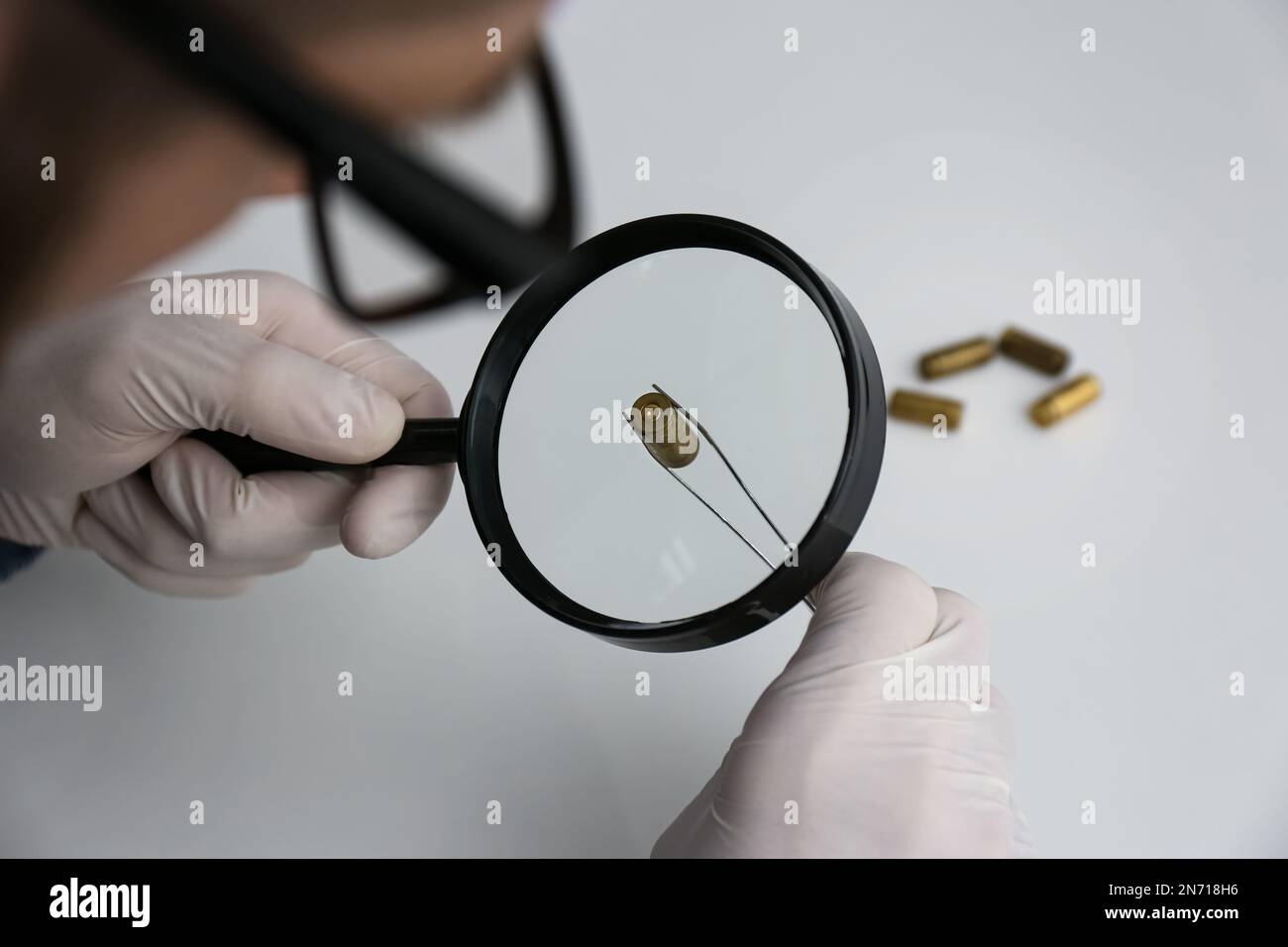 Magnifying glass shell hi-res stock photography and images - Alamy