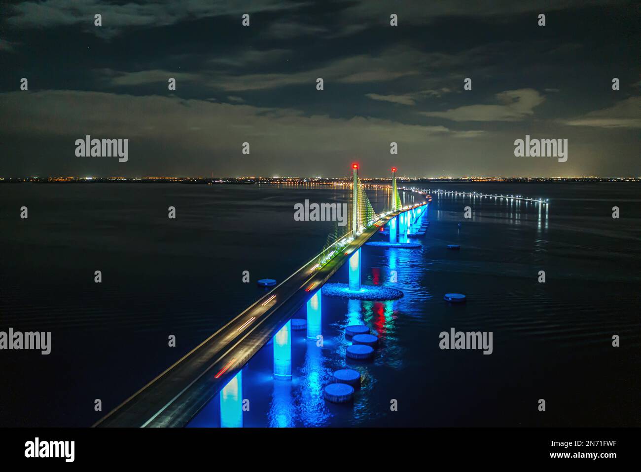 Sunshine skyway bridge night hi-res stock photography and images - Alamy