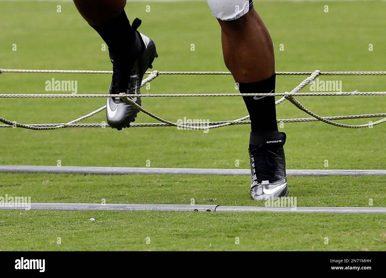 Baltimore Ravens fullback Vonta Leach runs through a drill during NFL ...