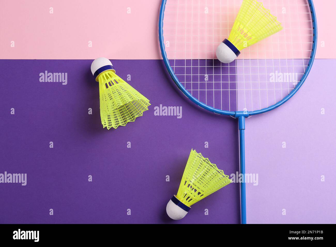 Badminton racket and shuttlecocks on color background, flat lay. Space ...