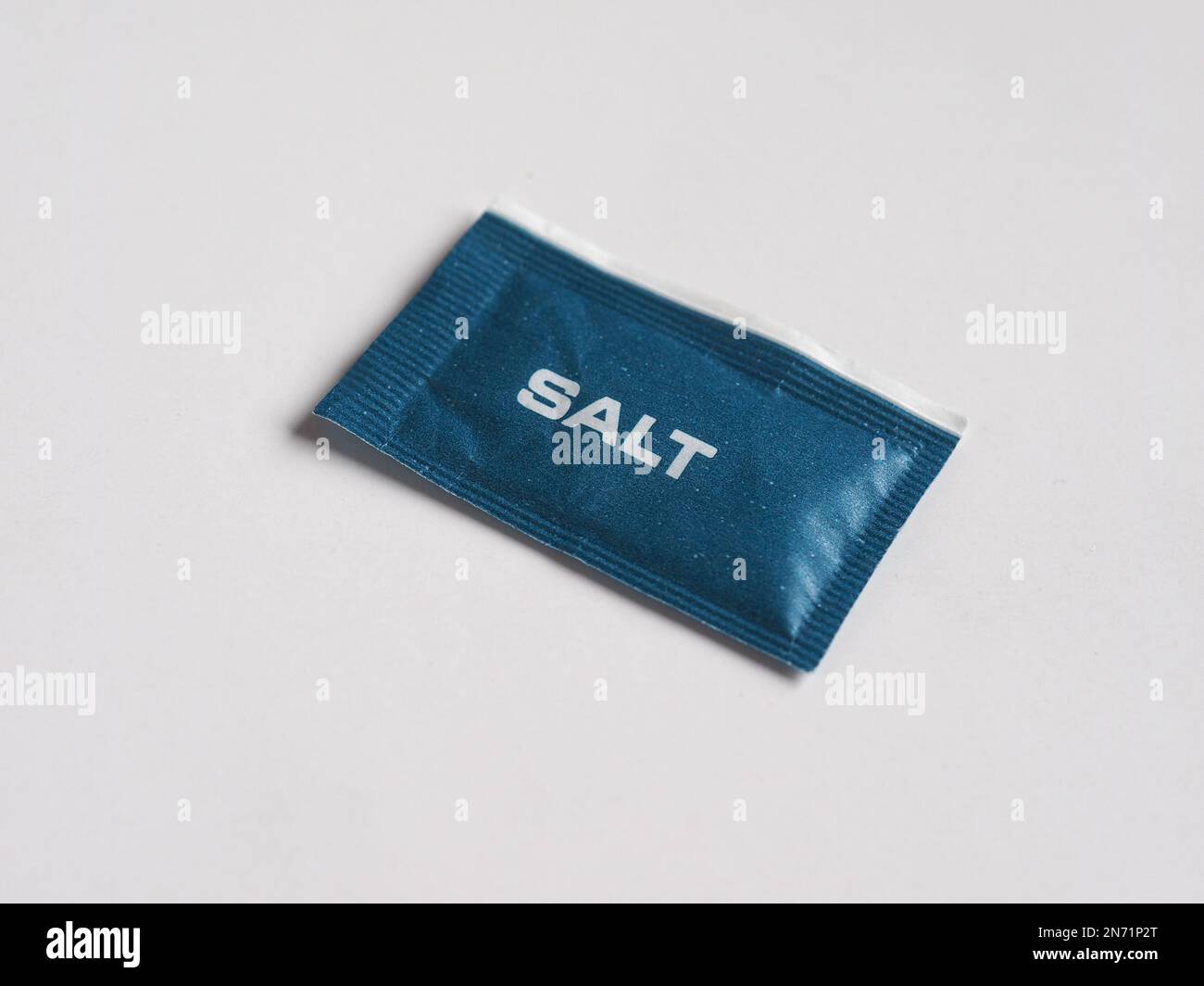 single dose salt sachet for restaurants and pubs Stock Photo - Alamy