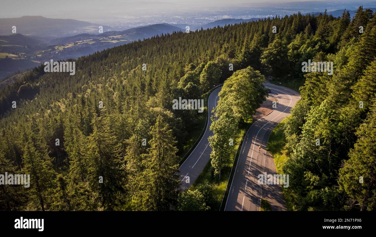 Downhill curve hi-res stock photography and images - Alamy