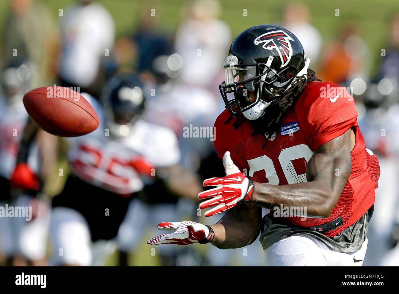 Atlanta Falcons running back Steven Jackson catches a pass during NFL ...