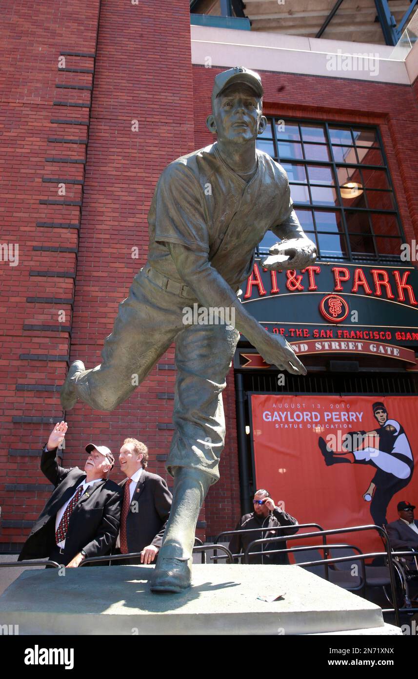 Gaylord Perry touches the statue as he is joined by Giants' Chief ...