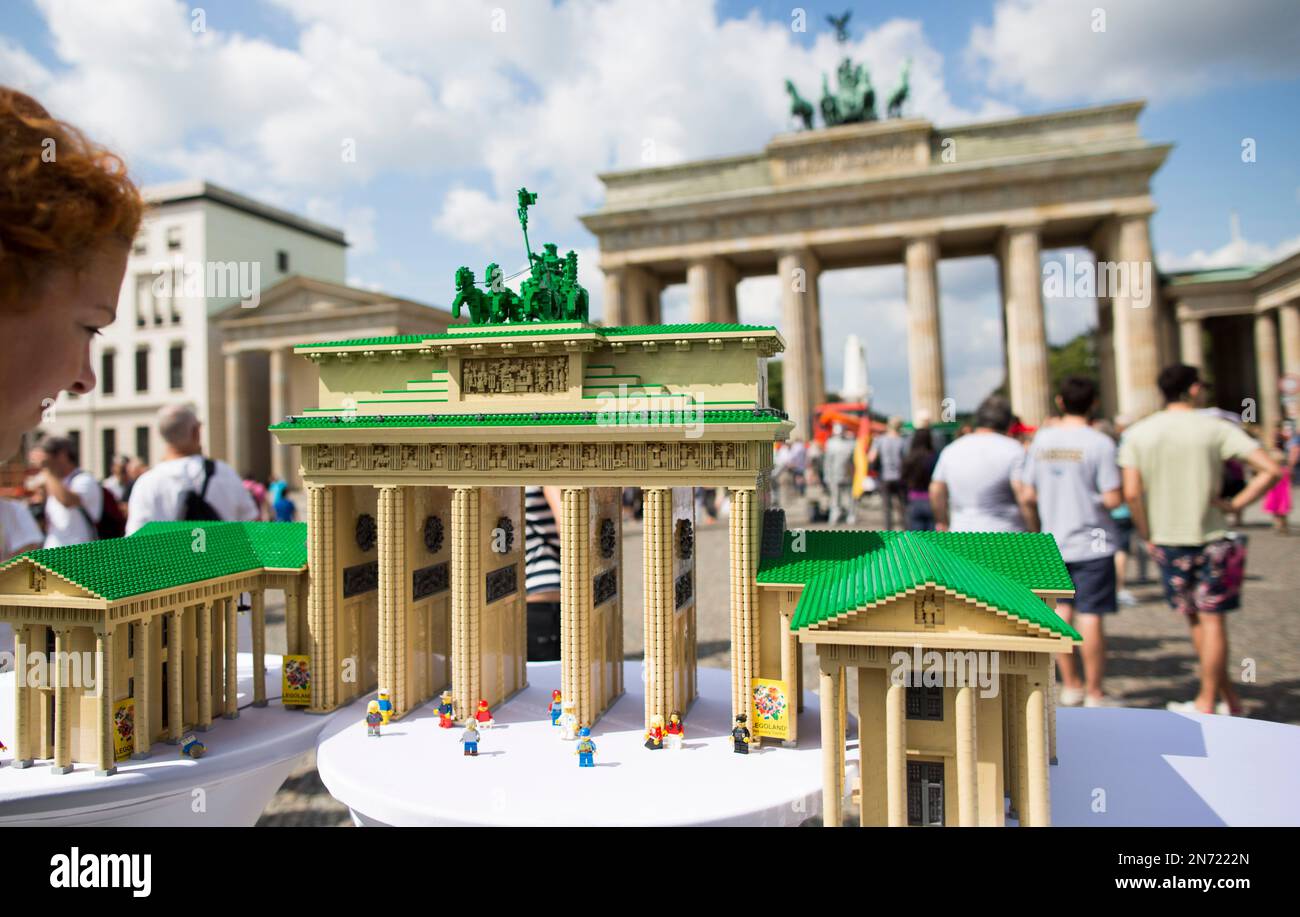 A model of the Brandenburg Gate on a scale of 1:45 made from 45,000 ...