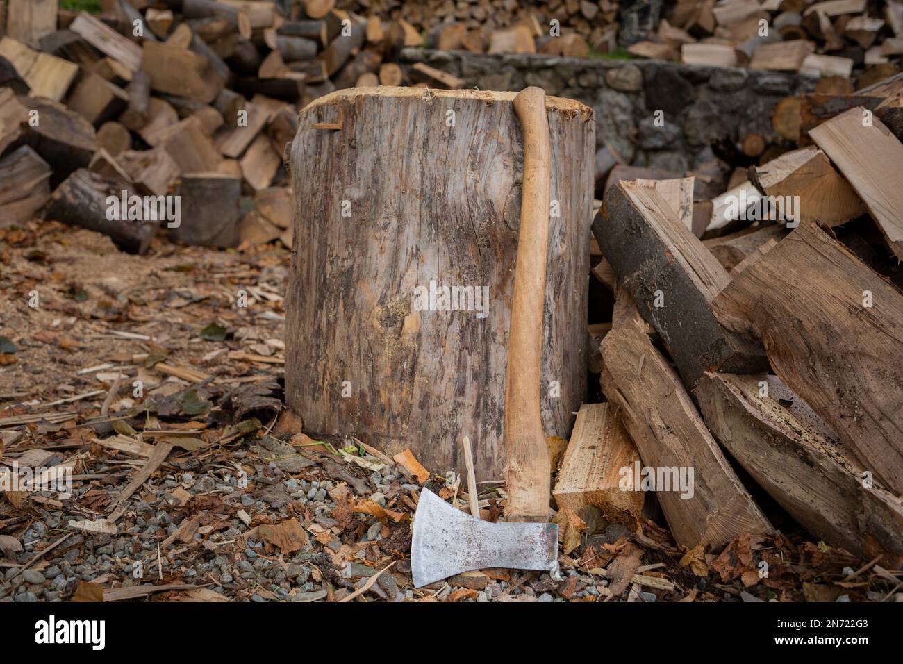 Wood splitting, axe, firewood, beech wood Stock Photo - Alamy