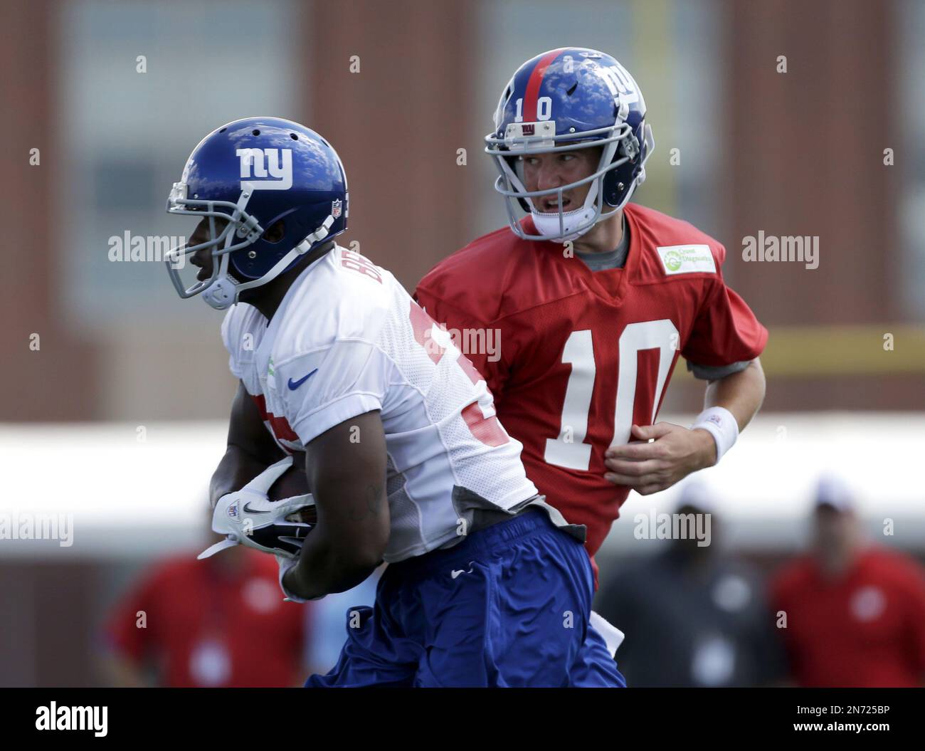 New York Giants quarterback Eli Manning, right, hands off to running ...