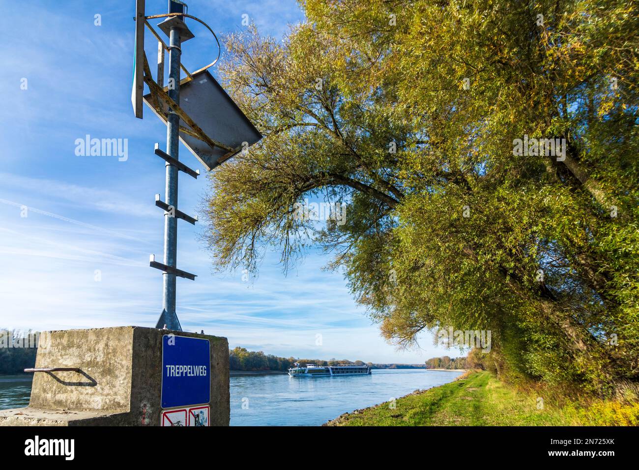 Marking the location of fairway hi-res stock photography and images - Alamy