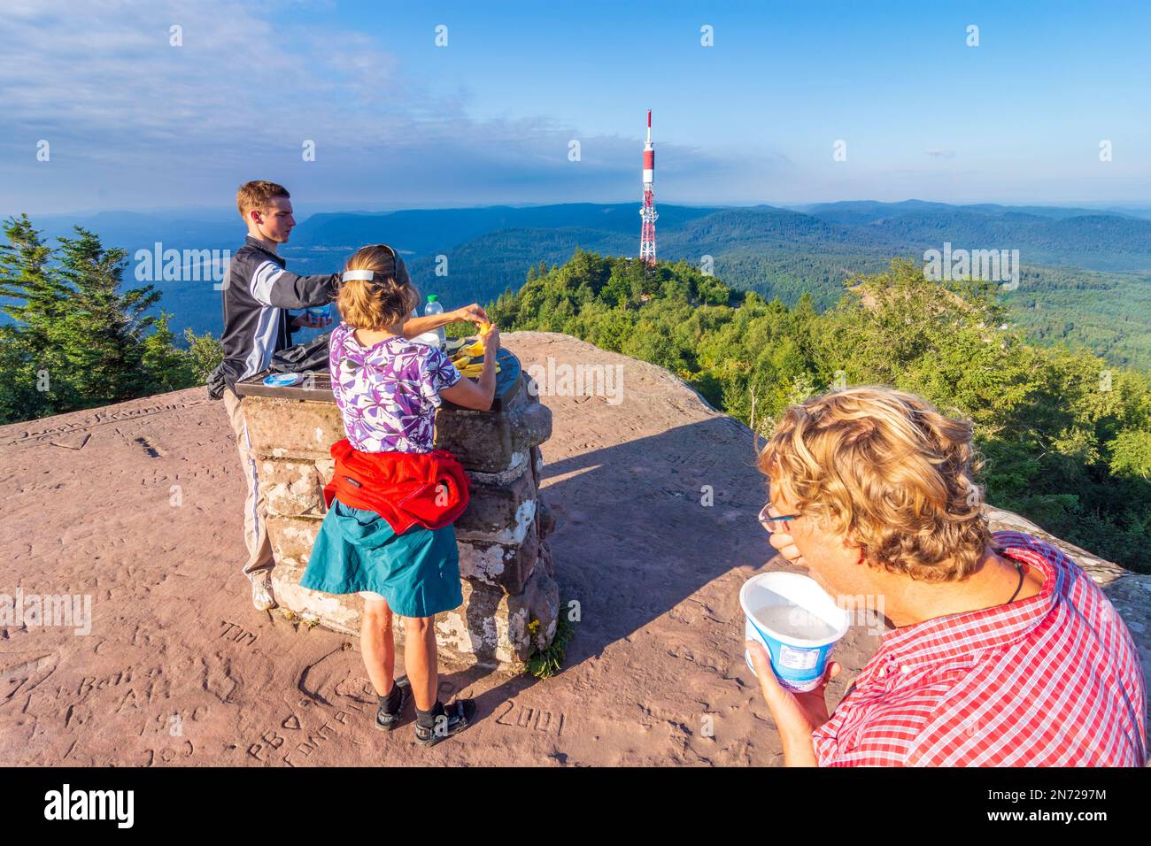 Hiker family at pick nick on mount mont donon hohe donne hi-res stock ...