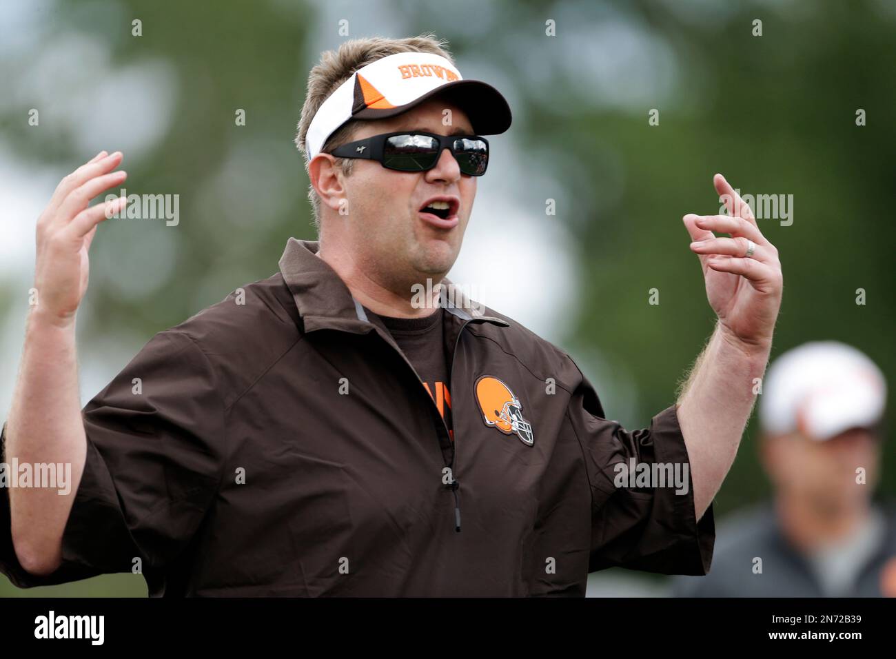 Cleveland Browns head coach Rob Chudzinski gestures to fans during ...