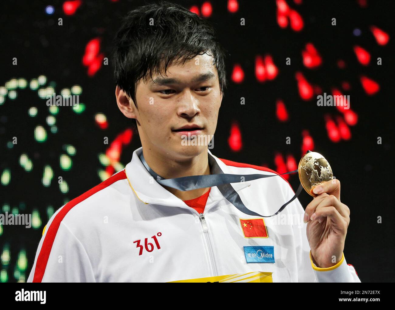 China's Sun Yang holds his gold medal after winning the Men's 400m ...