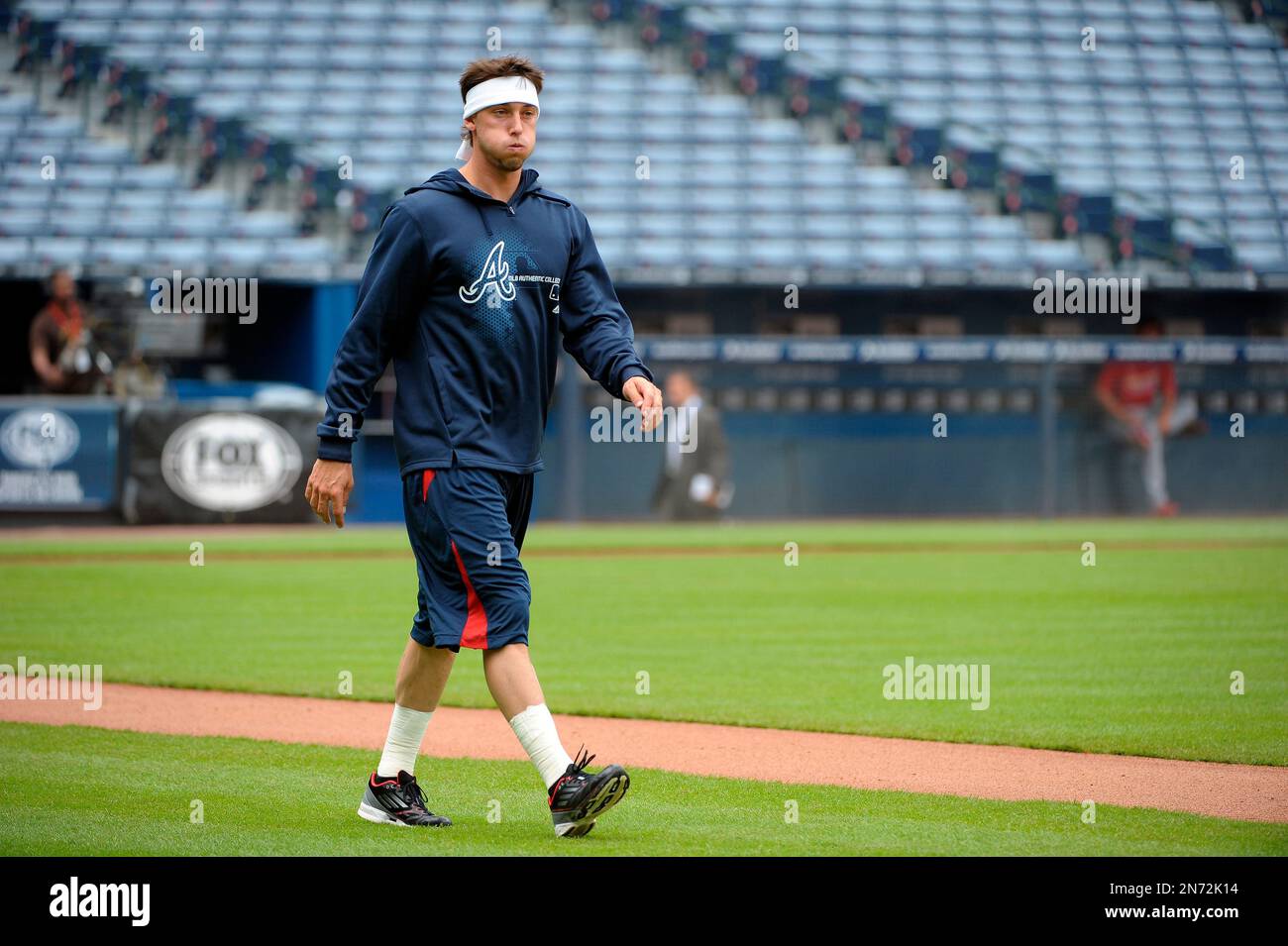 Atlanta Braves outfielder Jordan Schafer warms up by running laps ...